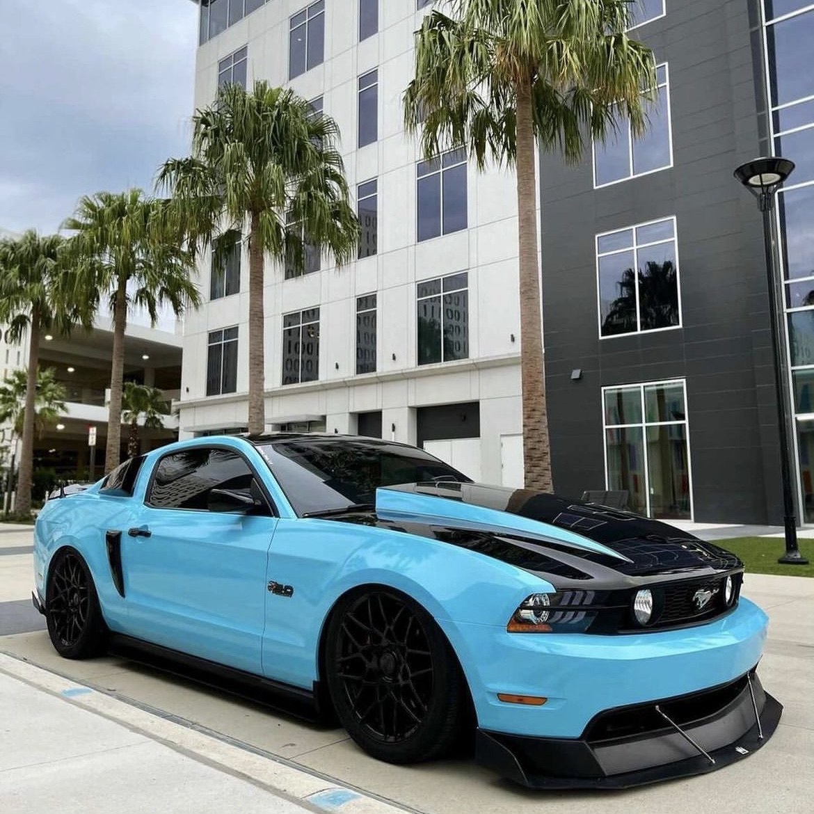 Gloss Crystal Sky Blue Vinyl Wrap | Crystal Sky Blue Car Wraps - ALUKOVINYL
